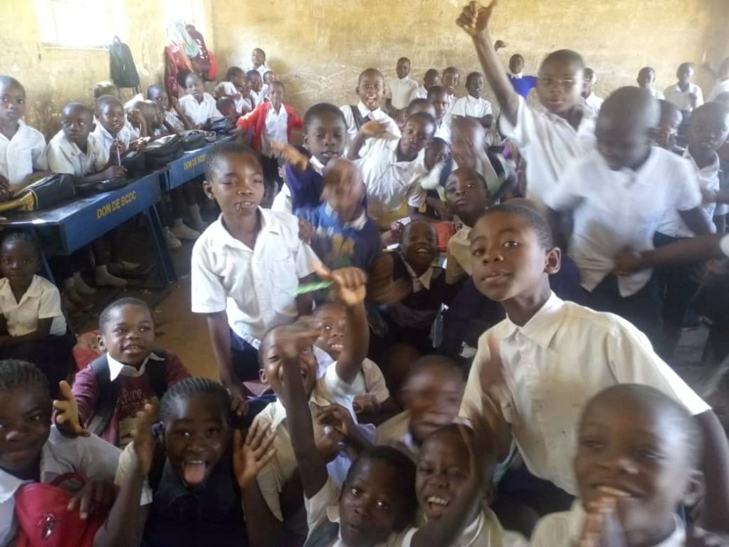 Trois écoles dans une classe unique, ça se passe à Lubumbashi - Congo ...