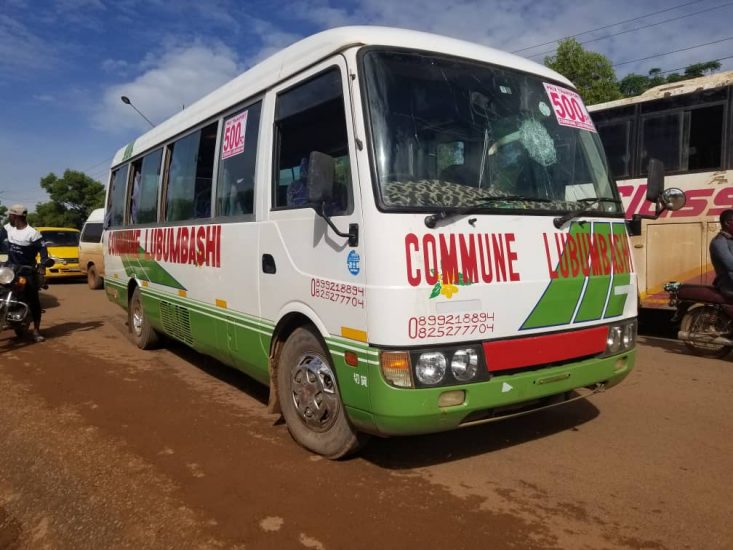 Transport public à Lubumbashi : un convoyeur casse le pare-brise d'un ...